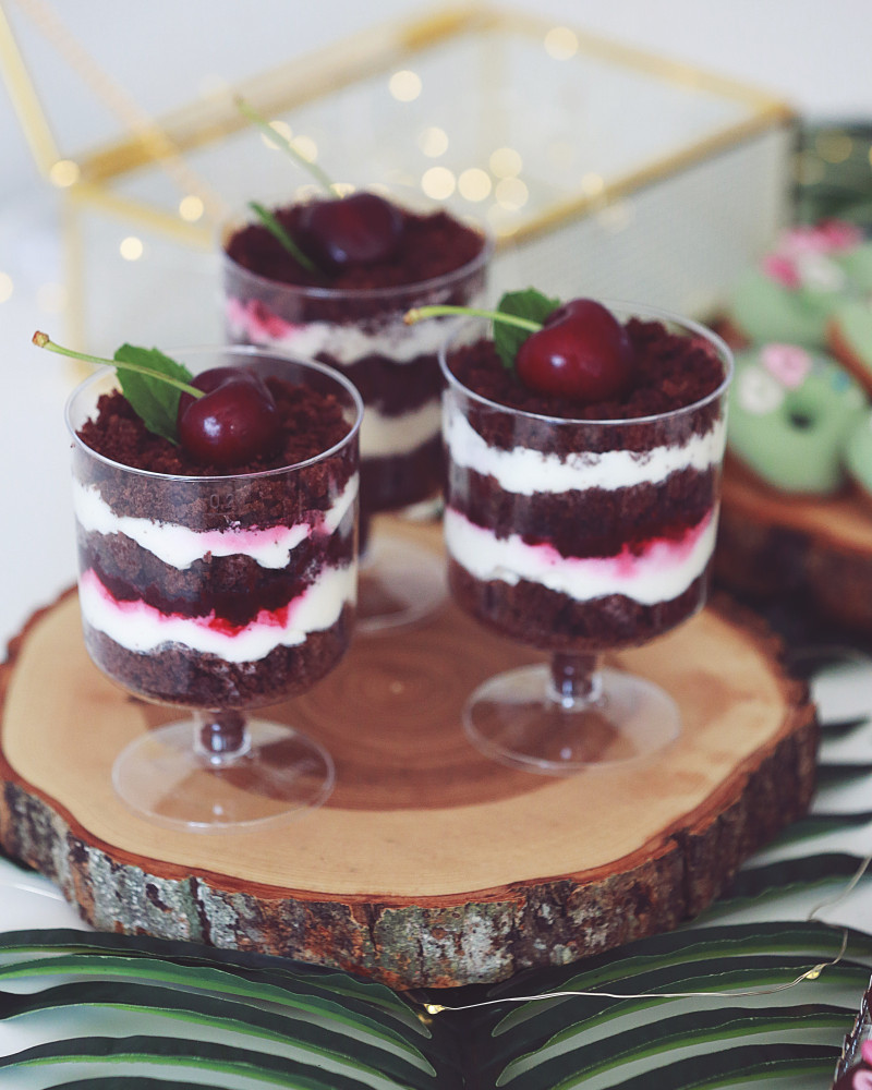 "Juodas miškas" desertai indeliuose