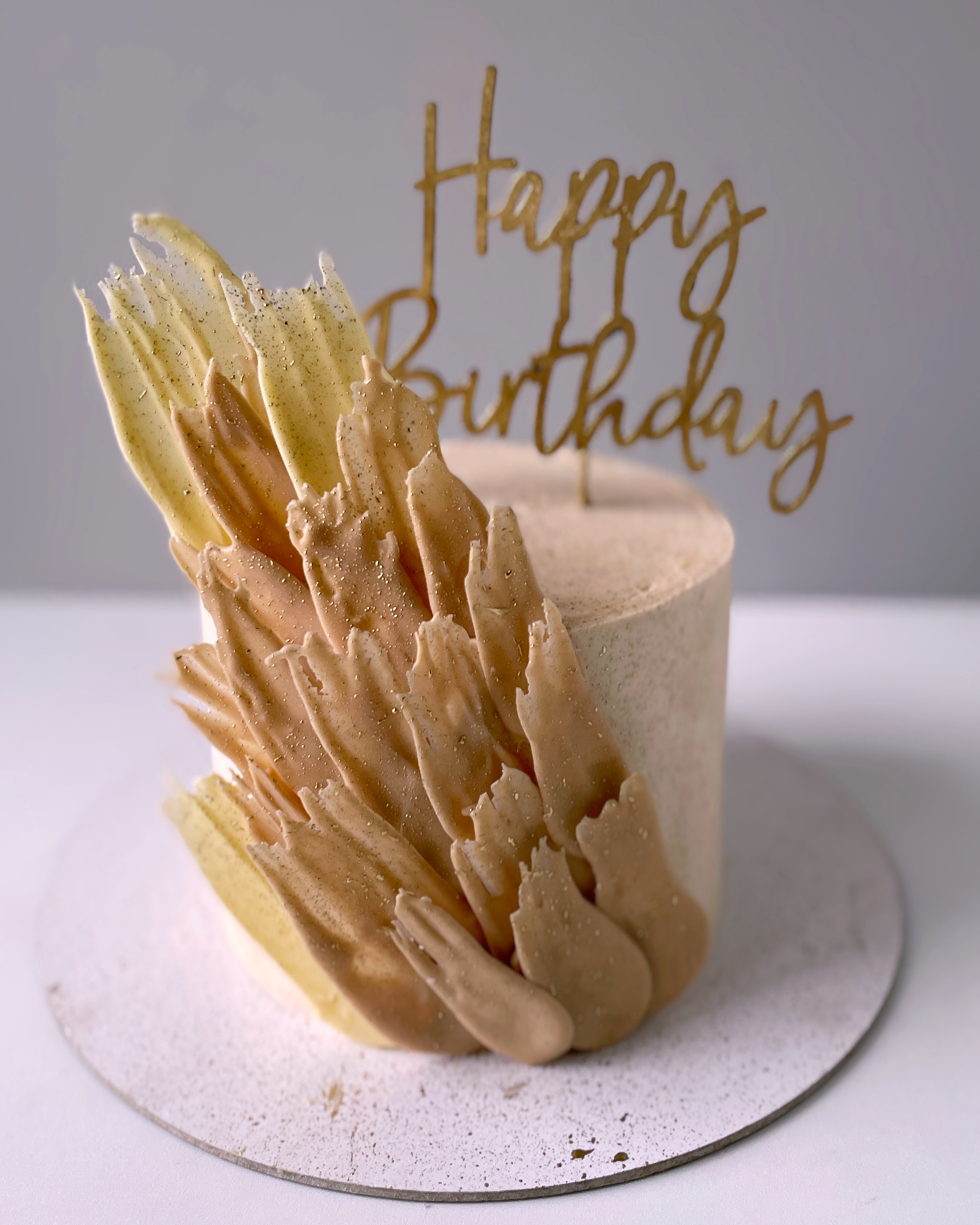 Tortas "Happy birthday" su šokolado plunksnomis