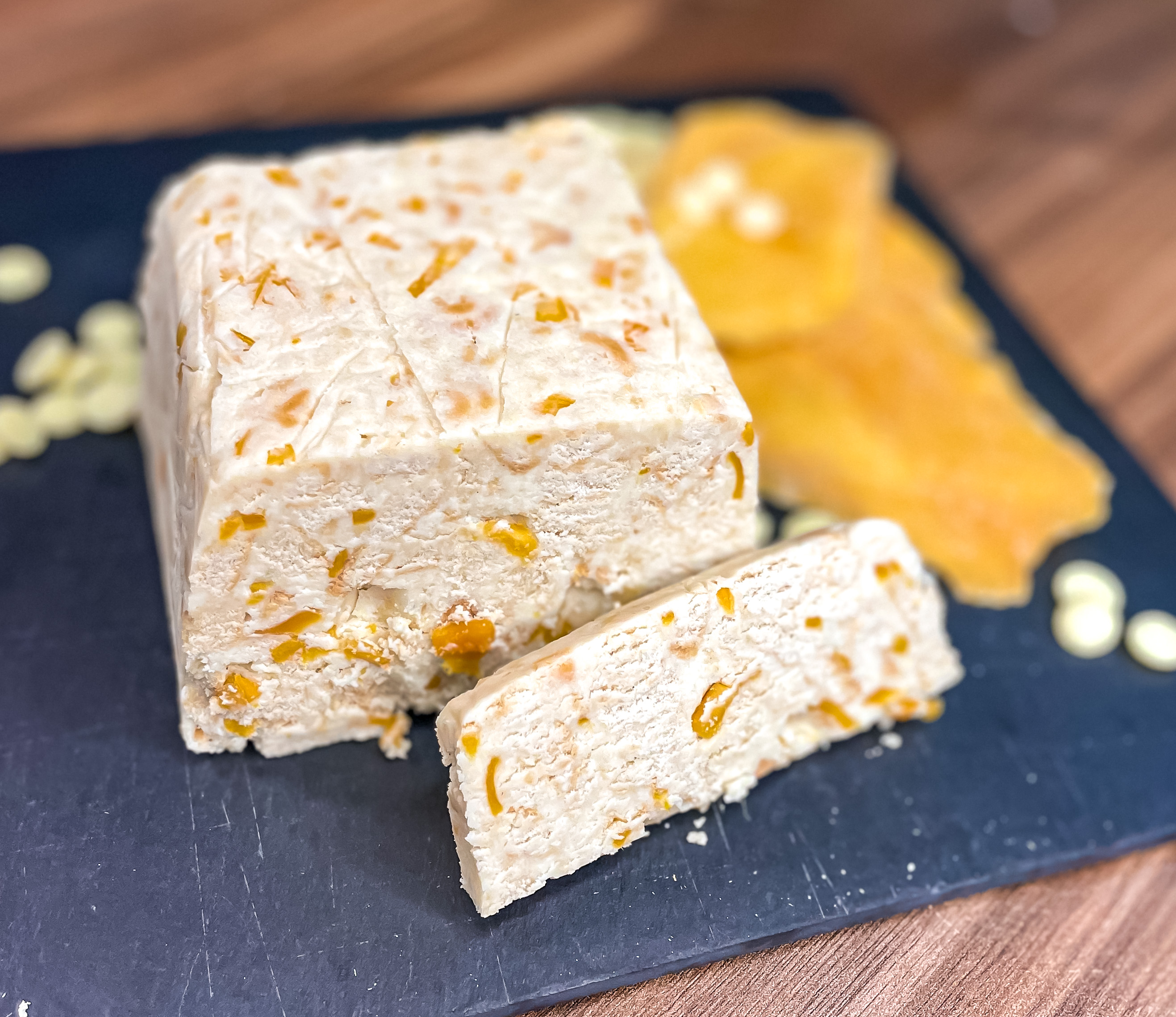 Varškės tinginys su mangais ir baltu šokoladu