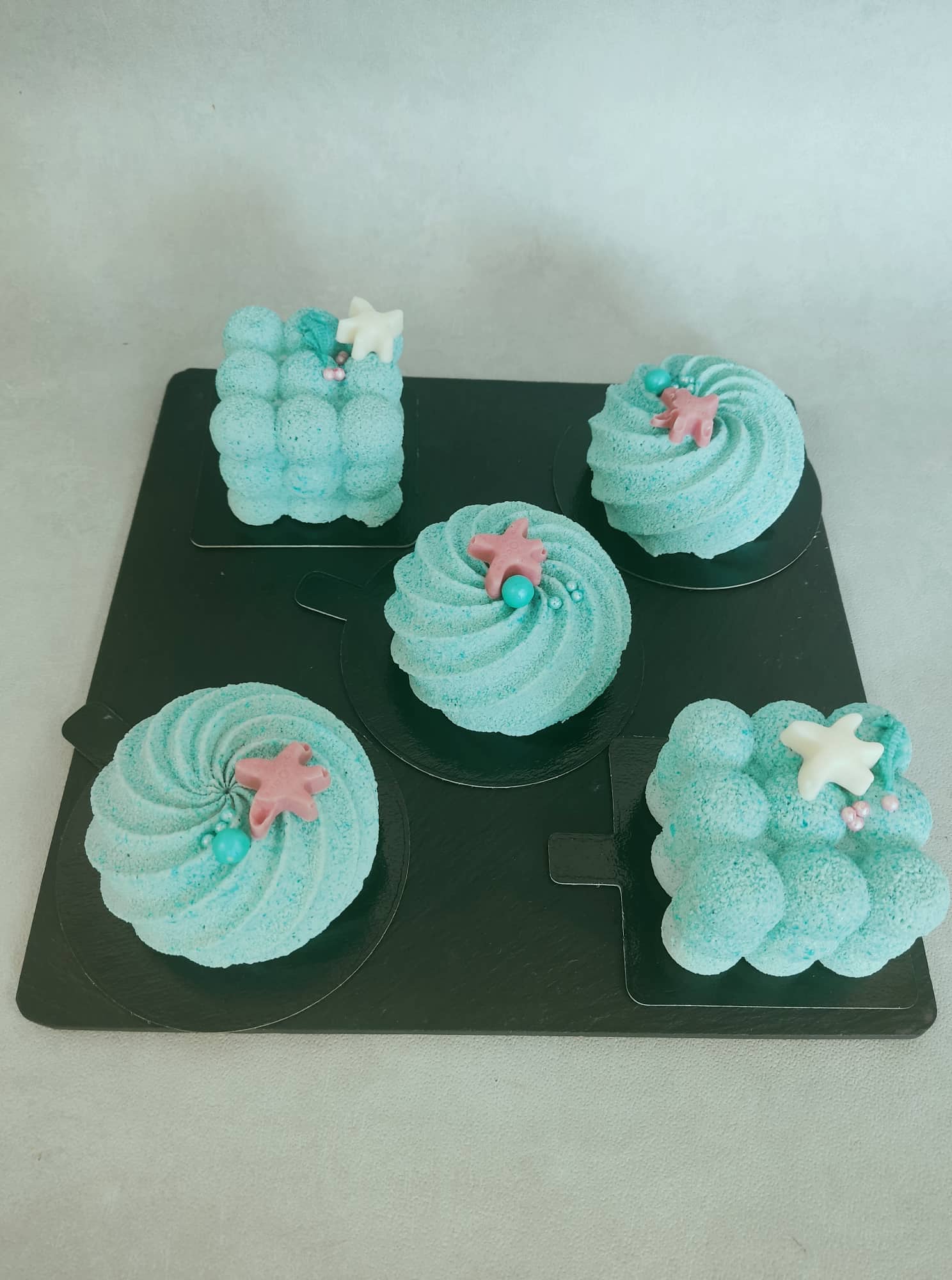 Vegan aviečių ir pasiflorų pyragėliai (be glitimo)